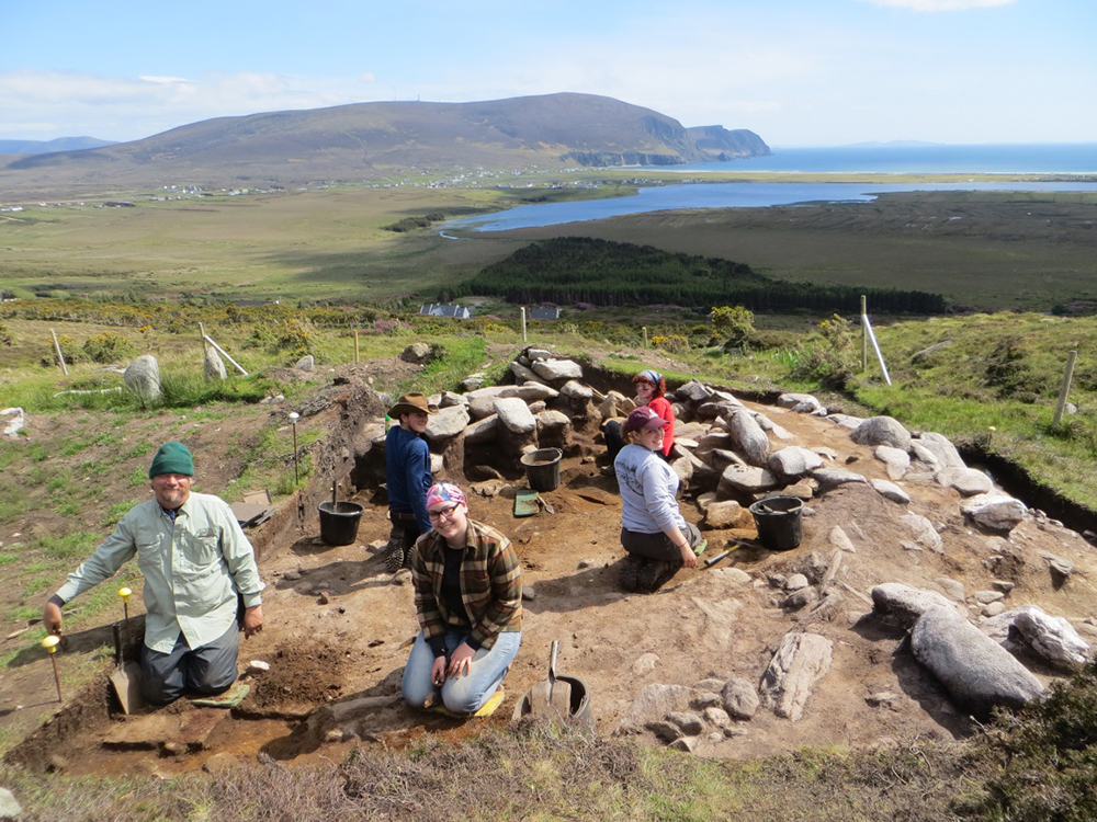 Interactive Digs - In the Field at the Cromlech Tumulus ...